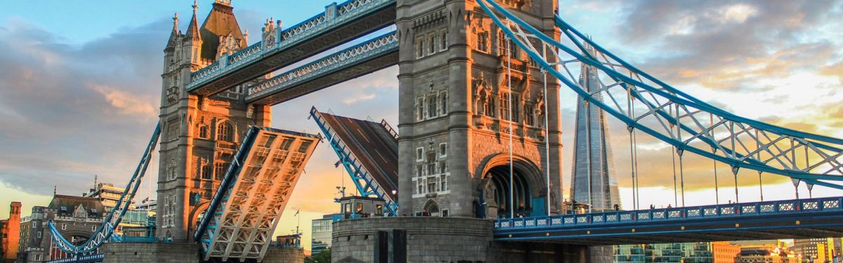 A Brief Moment of History: The Day a Bus Jumped Tower Bridge – Just ...